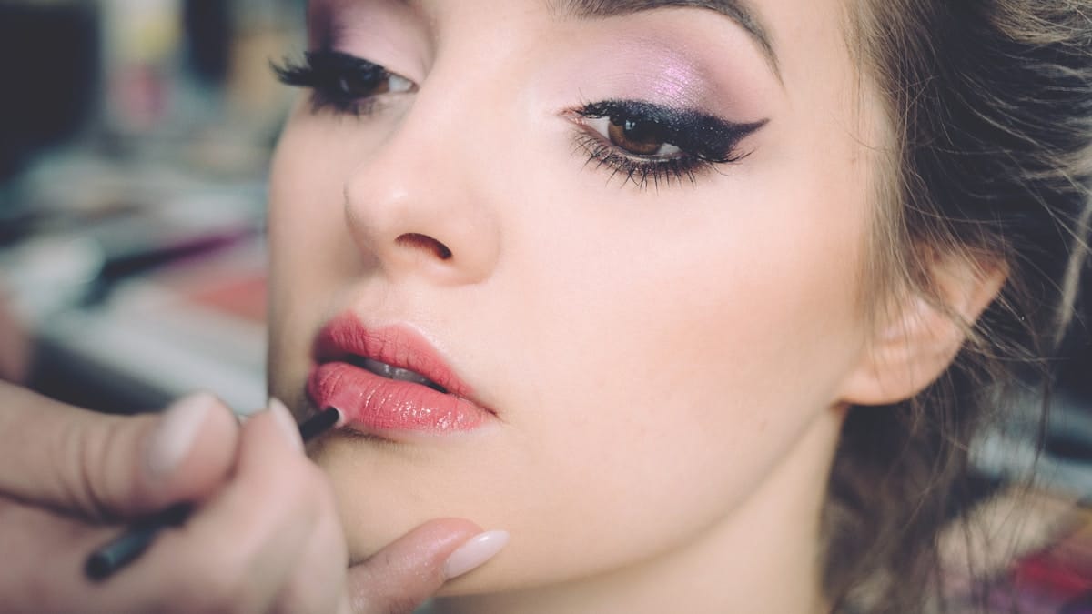 Summer Makeup Trends 2026: Metallic Eyes & Glossy Lips